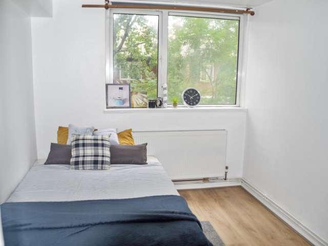 Room for rent in a 5 bedrooms flatshare in Queen's Park