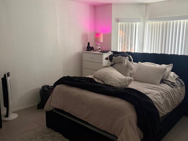 Room for rent in Burbank