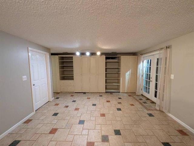 ROOM FOR RENT IN BASEMENT