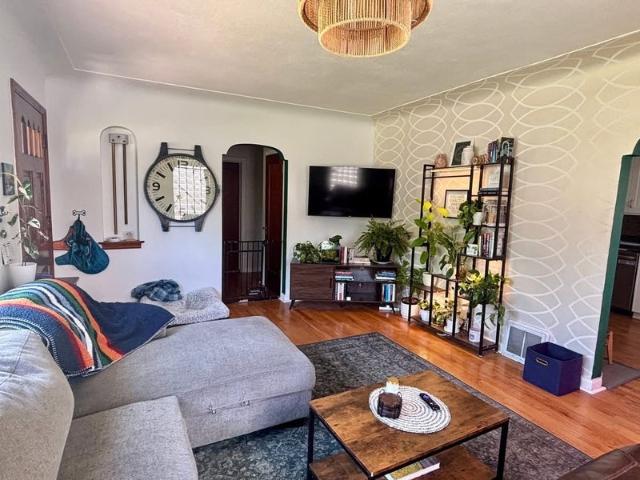 Room for rent in beautiful home next to sloans!