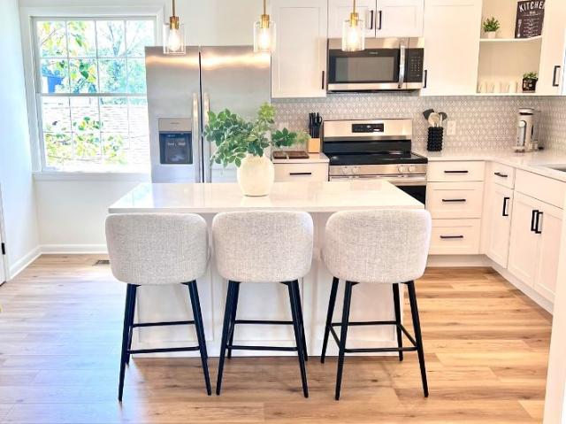 Room for rent in beautifully renovated home. Av