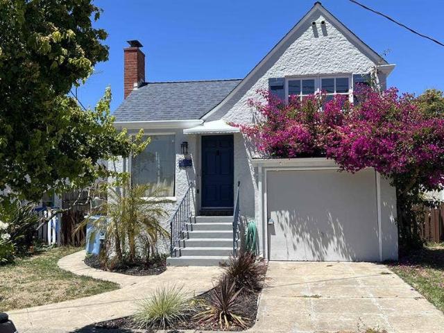 Room For Rent in Cute 2/1 House
