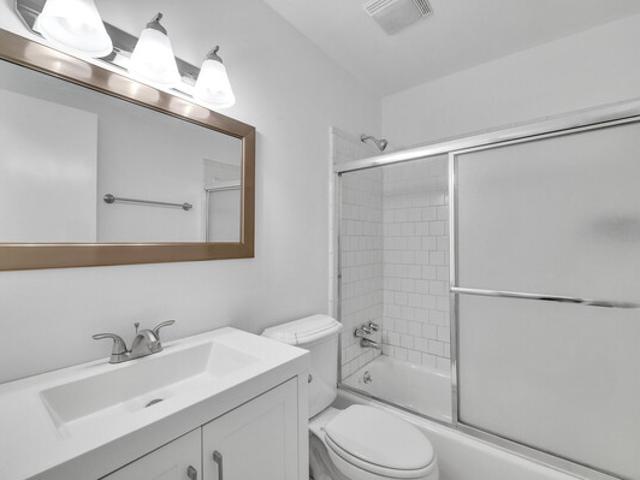 Room for Rent in Charlotte – Between East & South, Bills Included, Transit Nearby