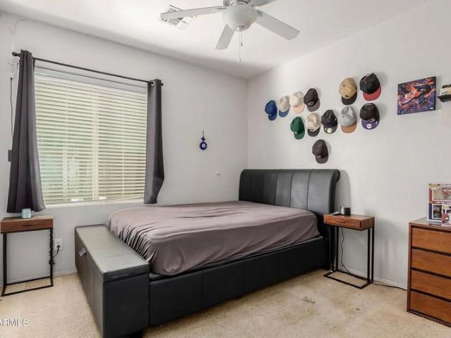 Room for Rent in Charming, Well Lit Home