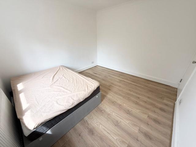 Room for rent in Church Street, N9 9AS