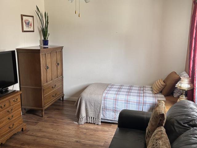 Room for rent in clean & quiet home