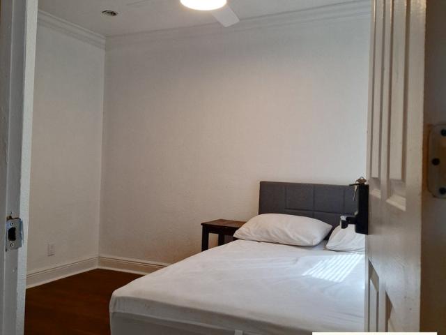 ROOM FOR RENT in CO_LIVING HOUSE with OTHER PROFE