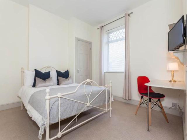 room for rent in Daniel Street Cathays Cardiff CF24 4NY