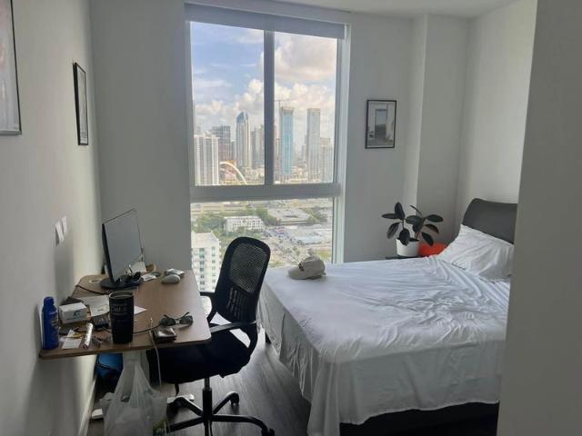 Room for rent in Edgewater