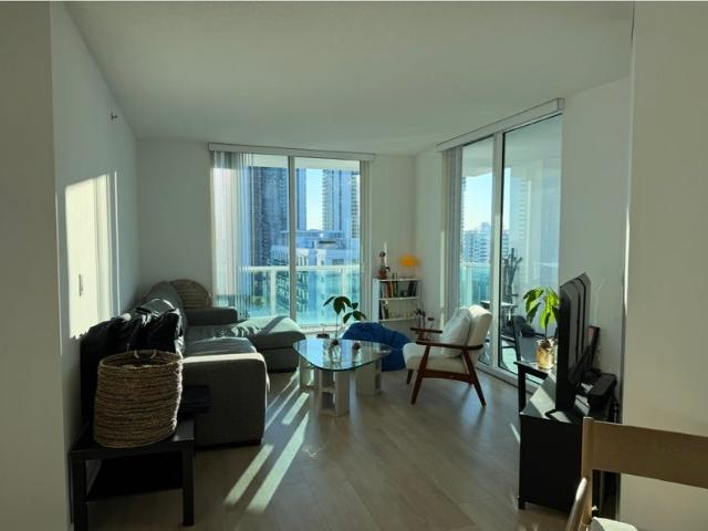 Room for rent in Edgewater! Pool and Gym