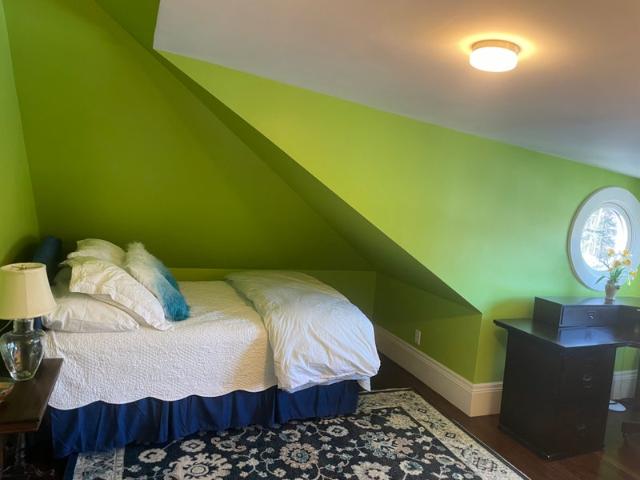 Room for rent in family home near Lincoln MA