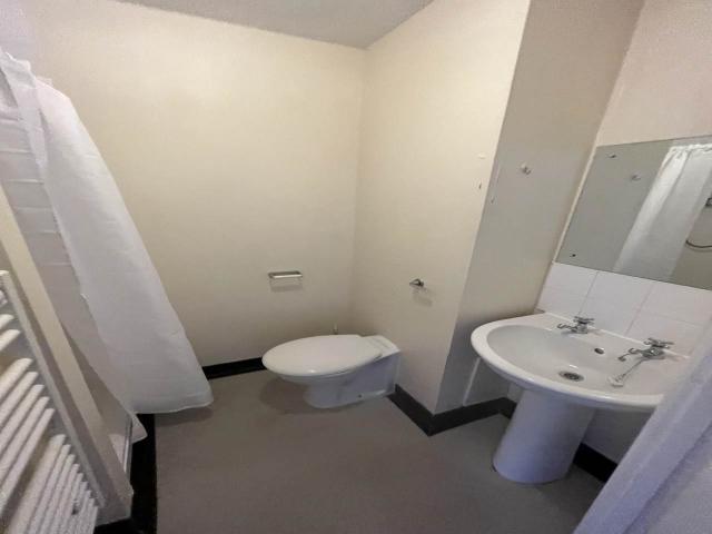 room for rent in Gwennyth House, Flat, Room Cathays Cardiff CF24 4PH