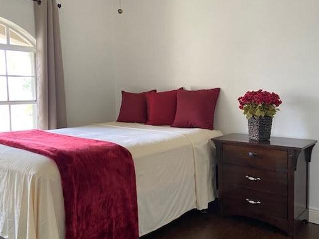 ROOM FOR RENT IN GREAT COMMUNITY