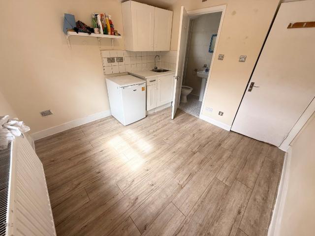Room for rent in Grove Park Road, N15 4SL
