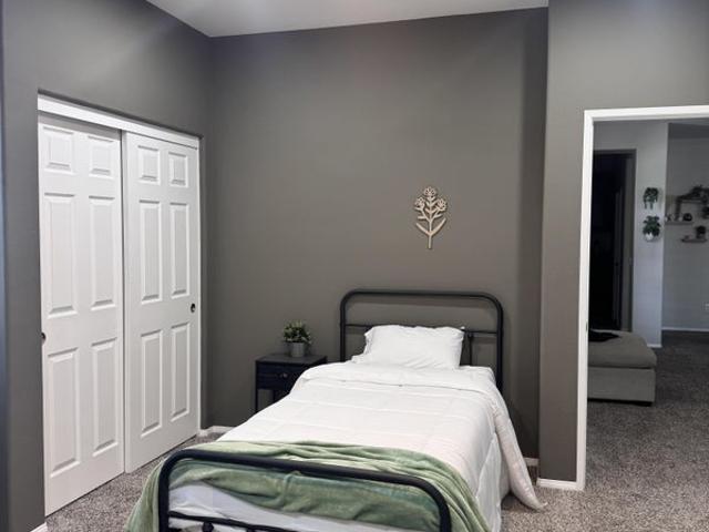 Room for Rent in Huge House Short Term