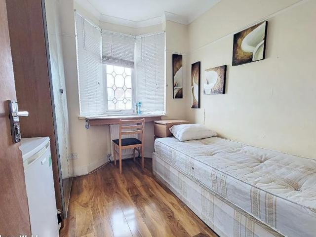 room for rent in Halstead Road, Winchmore Hill, N21