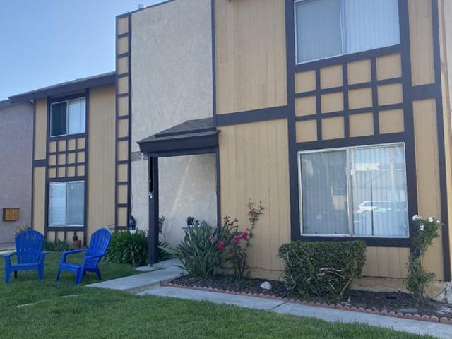 Room for Rent in HB: Great Location, Nice Room