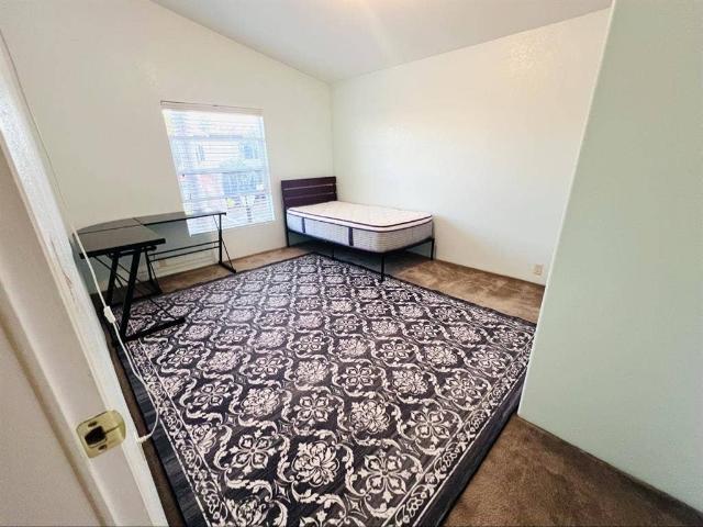 ROOM FOR RENT IN HB HOME