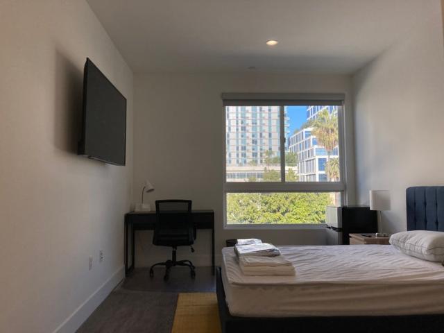 Room for Rent in Hollywood Fully Female Unit
