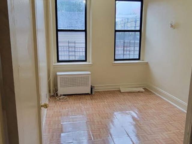 Room for rent in Jamaica Queens