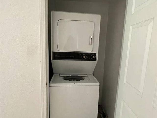 Room for rent in Lease!