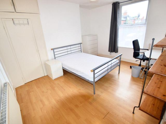 room for rent in Quarry Mount Place, Leeds, LS6