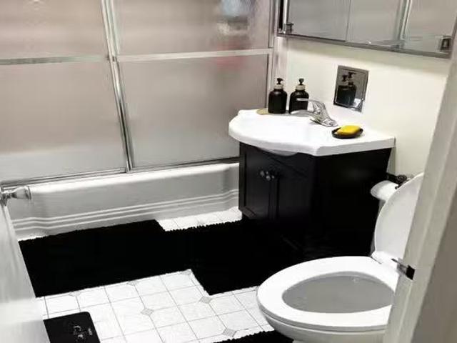 Room for rent in Richmond Downtown