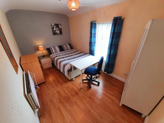 room for rent in Room 3, 31 Sandhurst Drive, Stranmillis, Belfast, BT9 5AY