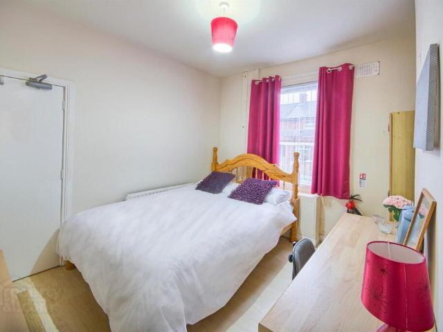 room for rent in Room 1, 40 Nansen Street, Belfast, BT12 6AT