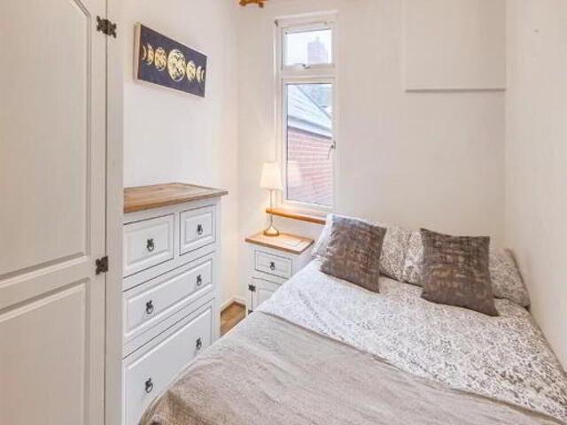 room for rent in Room 2, 33 Farnham Street, Belfast, BT7 2FL