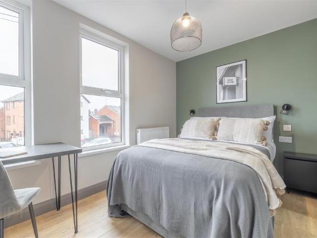 room for rent in Room 4, 300 Beersbridge Road, Belfast, BT5 5DY