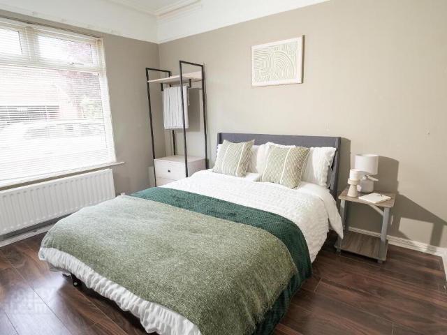 room for rent in Rooms 1 & 3, 14 Beechmount Street, Belfast, BT12 7NG