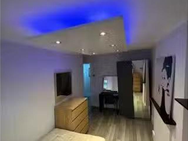 Room for rent in shared apartment in Paddington, London