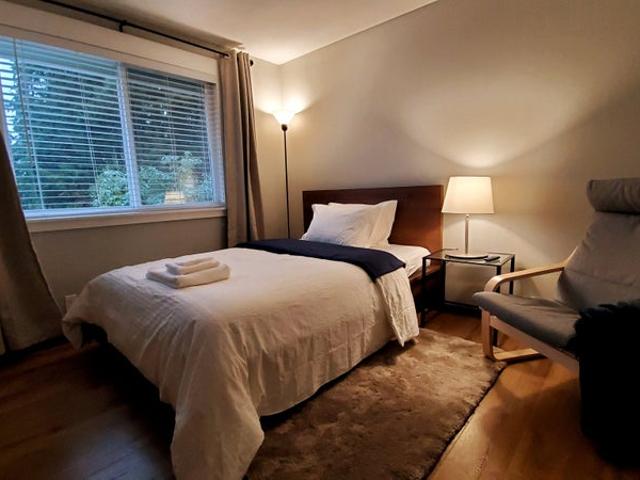 Room for rent in Shoreline with 3 shared bathroom