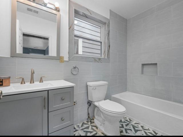 ROOM FOR RENT IN SPACIOUS 3 BEDROOM