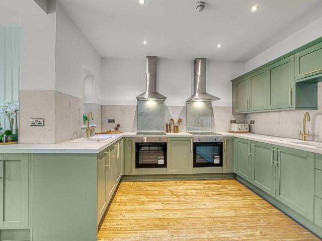 room for rent in Thundersley Park Road, Benfleet