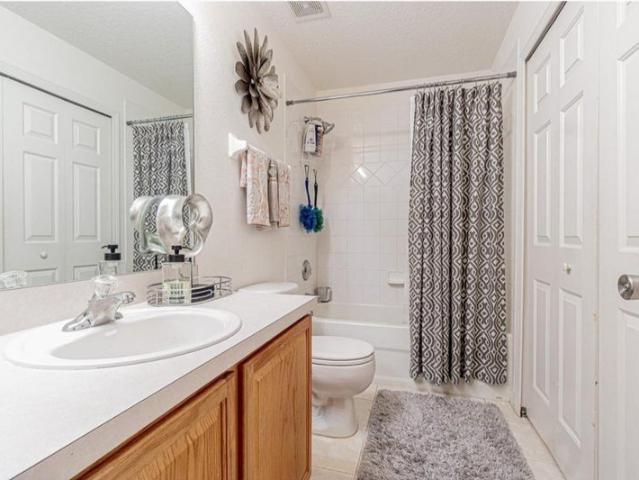 Room for rent in townhome in Valrico, FL