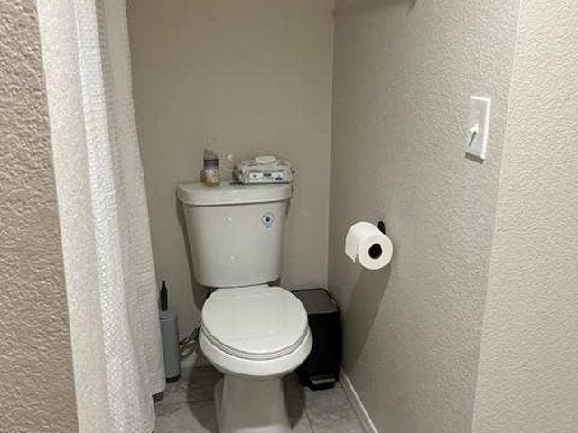 Room for rent in townhouse