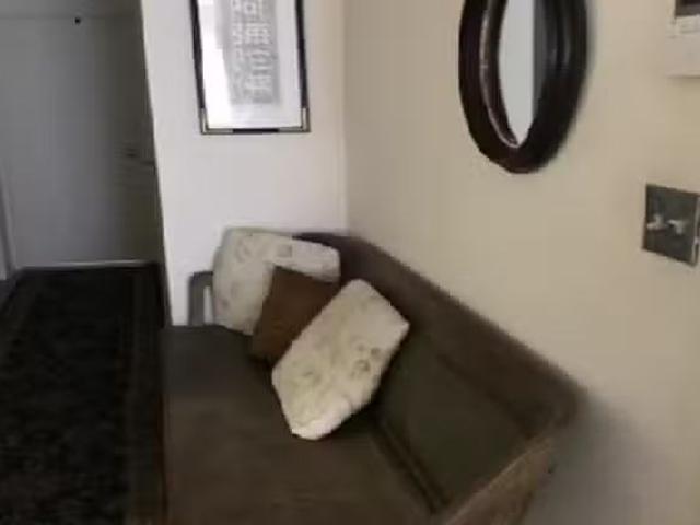 Room for rent in Village West