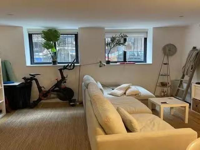 Room for rent in Village West