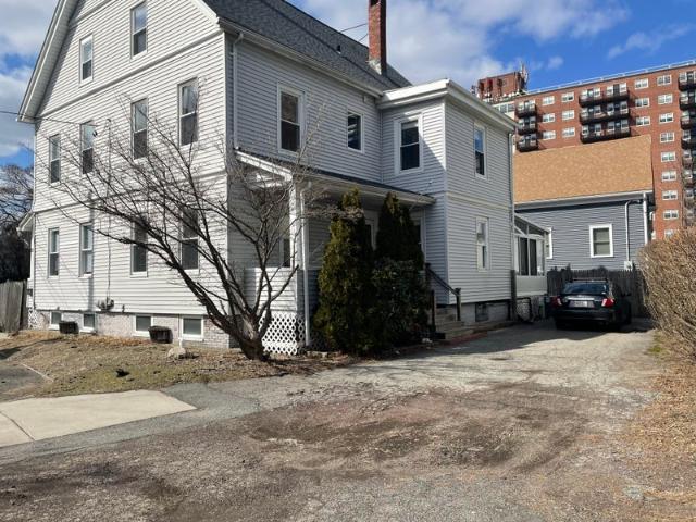 Room for Rent in Well Appointed 4 Bedroom Home