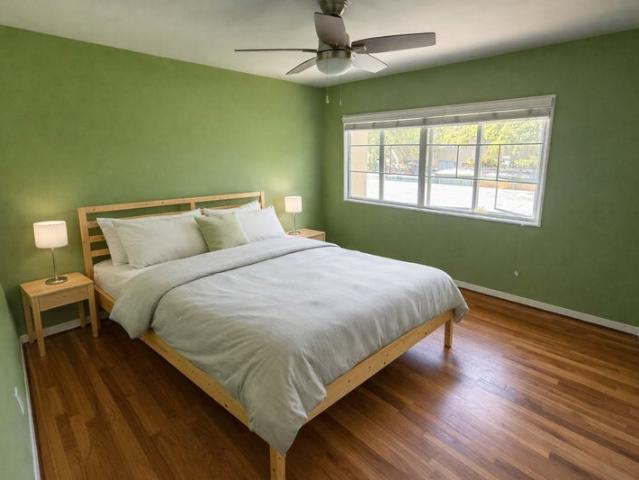 Room for rent in 2 bedroom townhouse