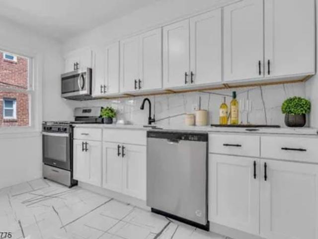 Room for rent in 2 bedroom home