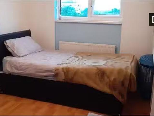 Room for rent in 3 bedroom apartment in Croydon, London