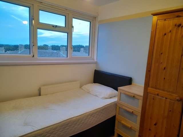 Room for rent in 3 bedroom apartment in Croydon, London