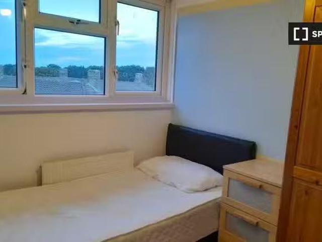 Room for rent in 3 bedroom apartment in Croydon, London