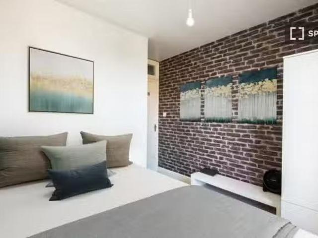 Room for rent in 3 bedroom apartment in Battersea, London