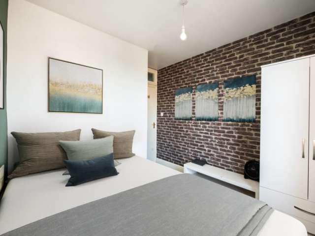 Room for rent in 3 bedroom apartment in Battersea, London