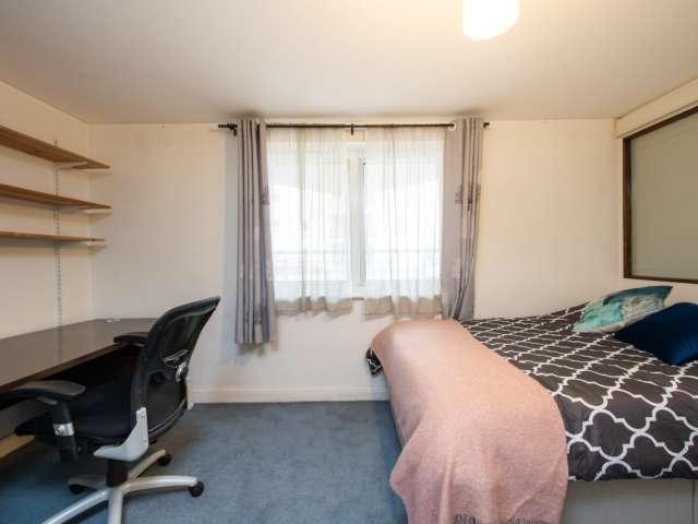 Room for rent in 3 bedroom apartment in East India, London