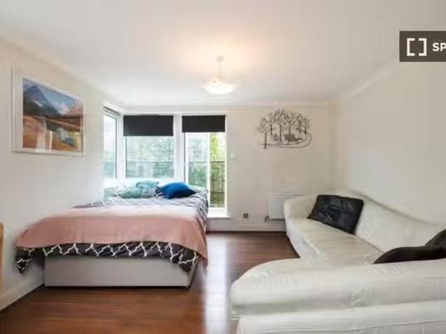 Room for rent in 3 bedroom apartment in East India, London